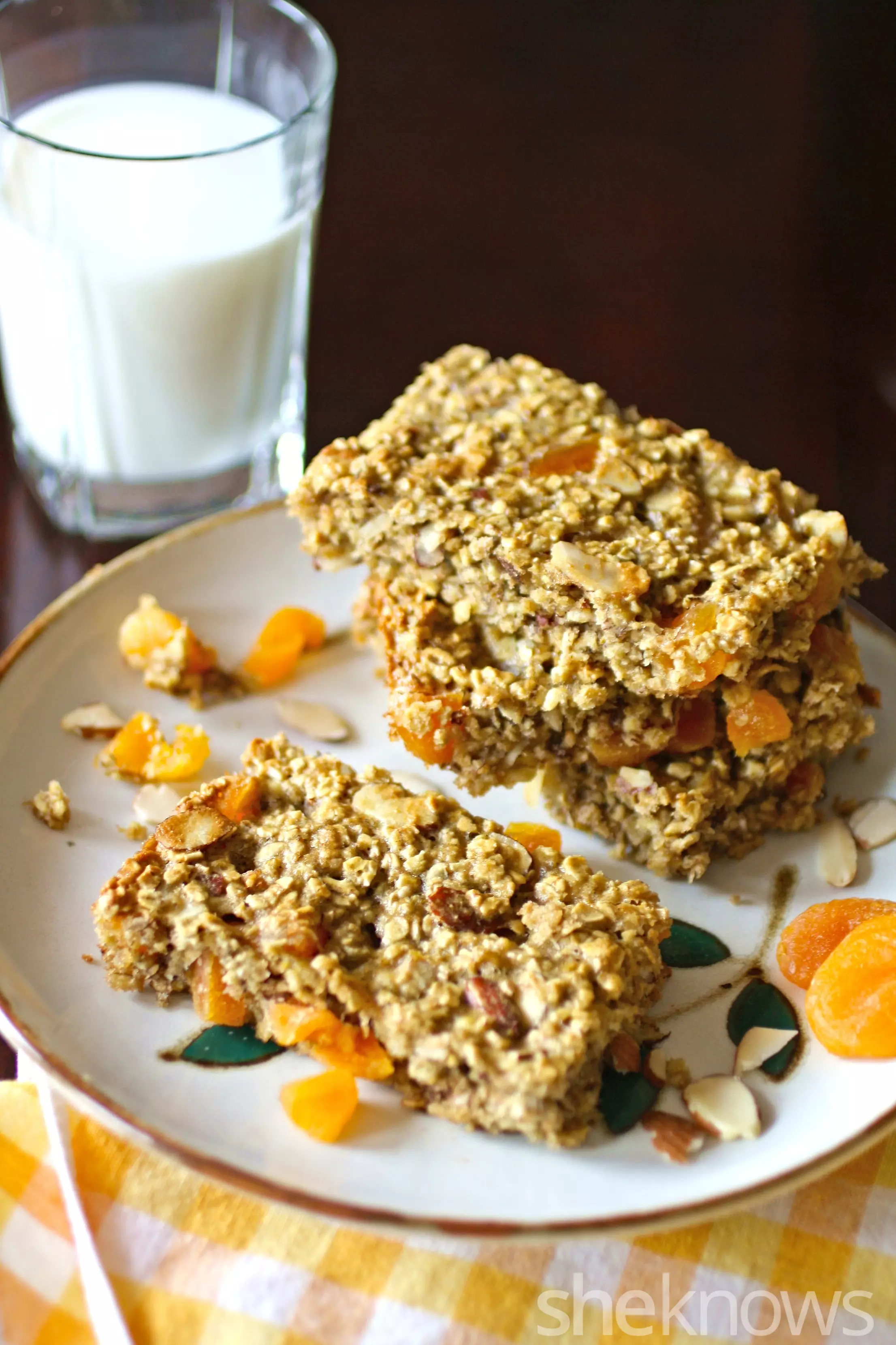 Nqa ib qho thiab mus: Gluten-dawb apricot-almond oatmeal noj tshais bars