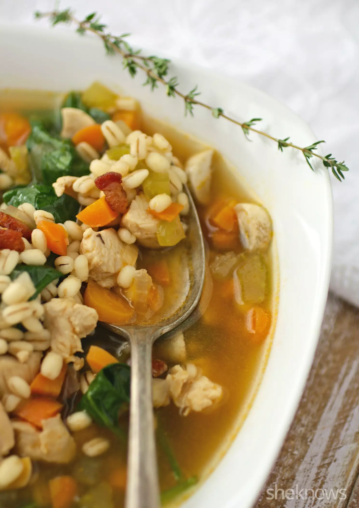 Für diese Schüssel Hühner-Gersten-Suppe mit Spinat und Pancetta brauchst du einen großen Löffel