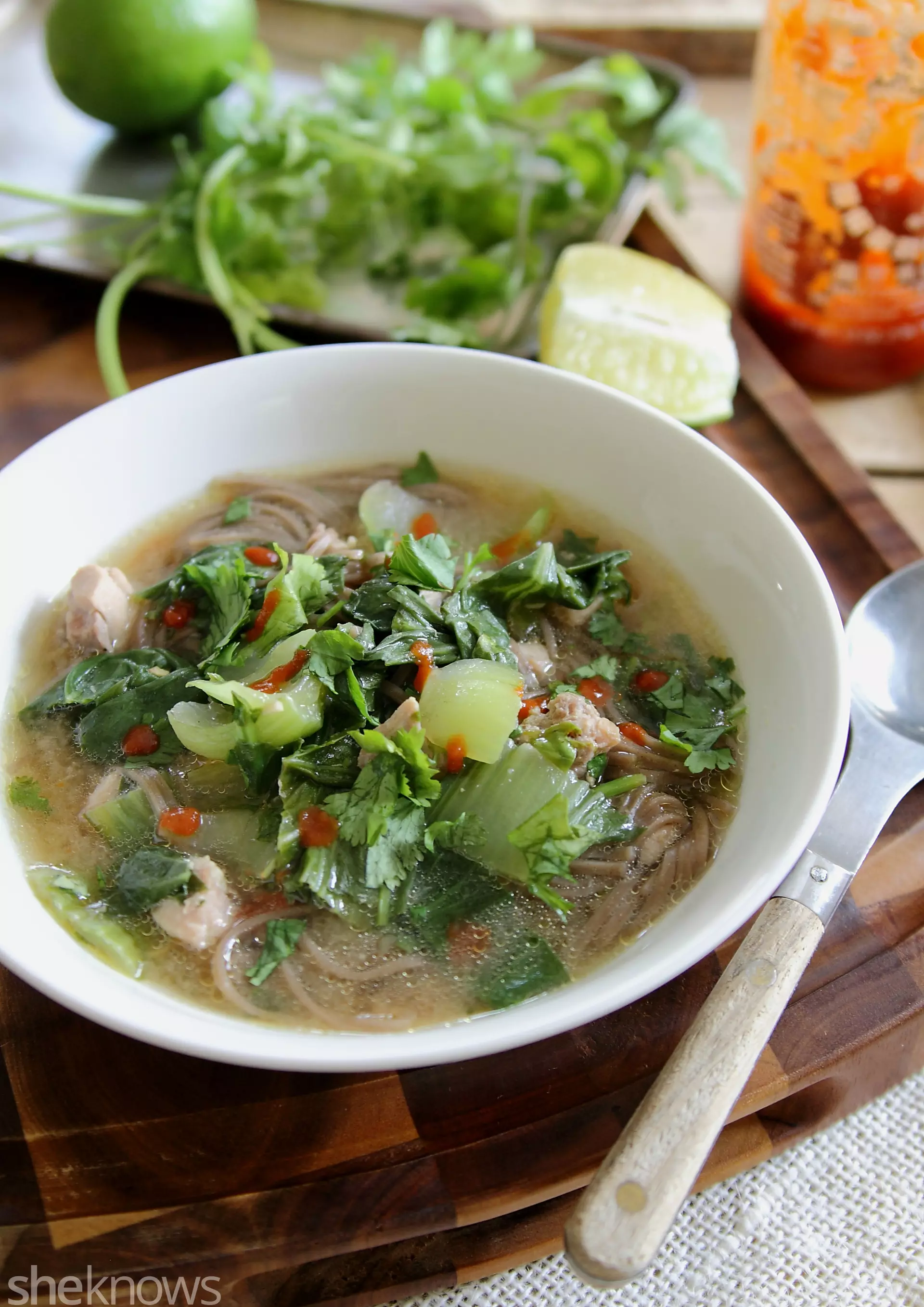 Diese Hühnernudelsuppe erhält mit Soba-Nudeln eine fantastische würzige thailändische Verjüngungskur 308263_1