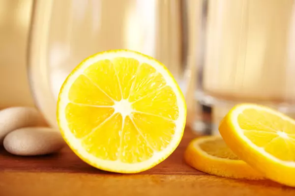 Zitronen mit Wasser