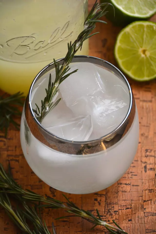 Gin, rósmarín, lime og gos