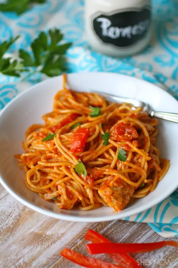 Spaghetti cyw iâr sgilet sbeislyd
