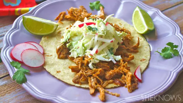 Sarkanā taju karija pulled cūkgaļas taco ar slaw