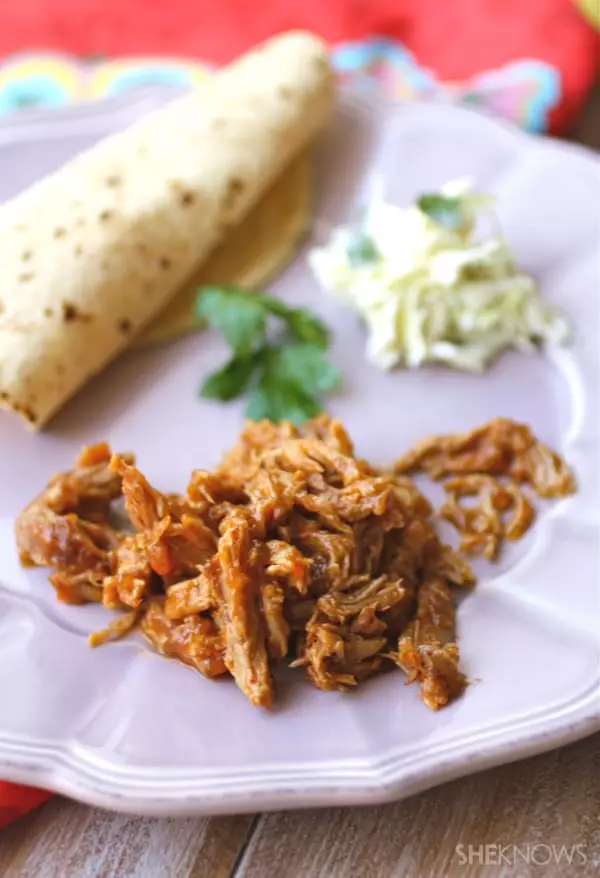 Curry Tajlandiż aħmar miġbud tacos tal-majjal bis-slaw