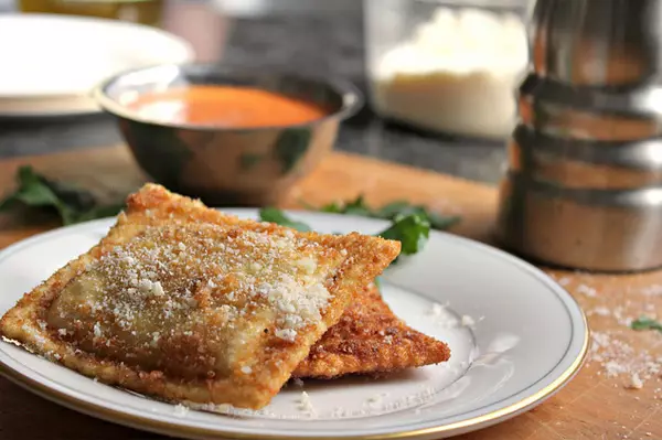 Fried lobster ravioli nga adunay pula nga pepper cream sauce