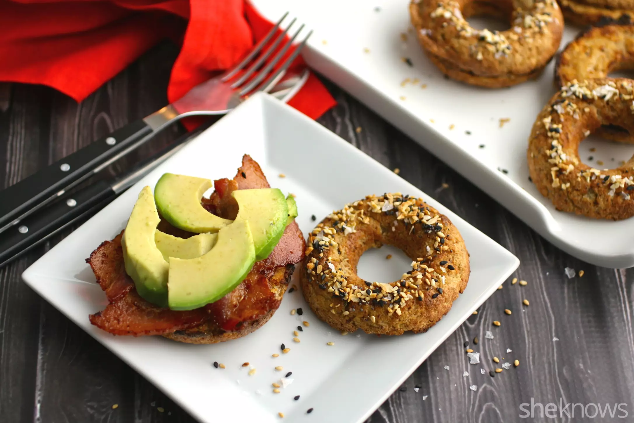 Hiasi semua bagel kembang kol ini dengan perkara yang anda gemari untuk hidangan yang lazat