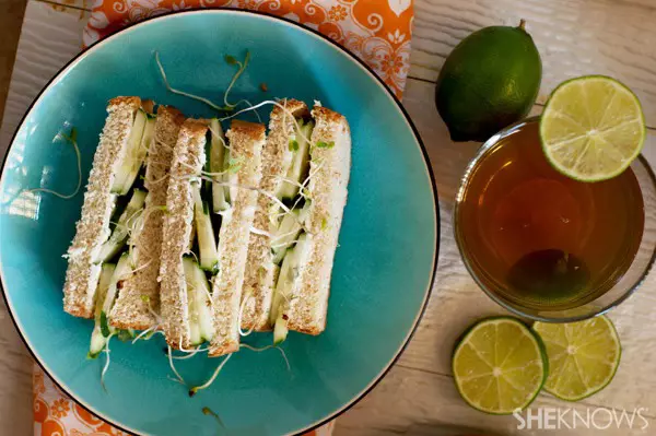 Mini sanduíches de chá de pepino com queijo creme de endro batido