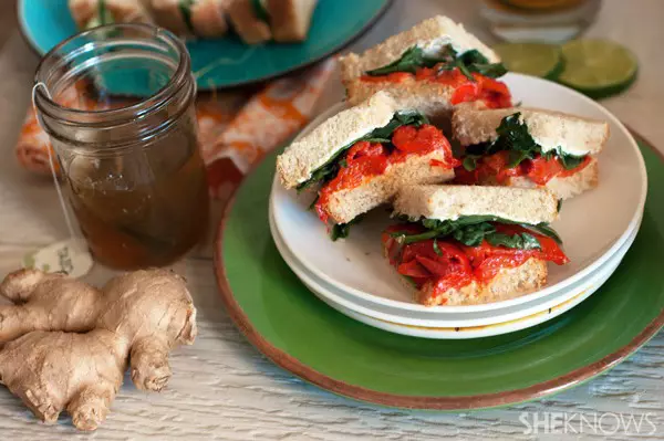 Sandwichs crémeux au fromage de chèvre et au thé aux poivrons rouges rôtis