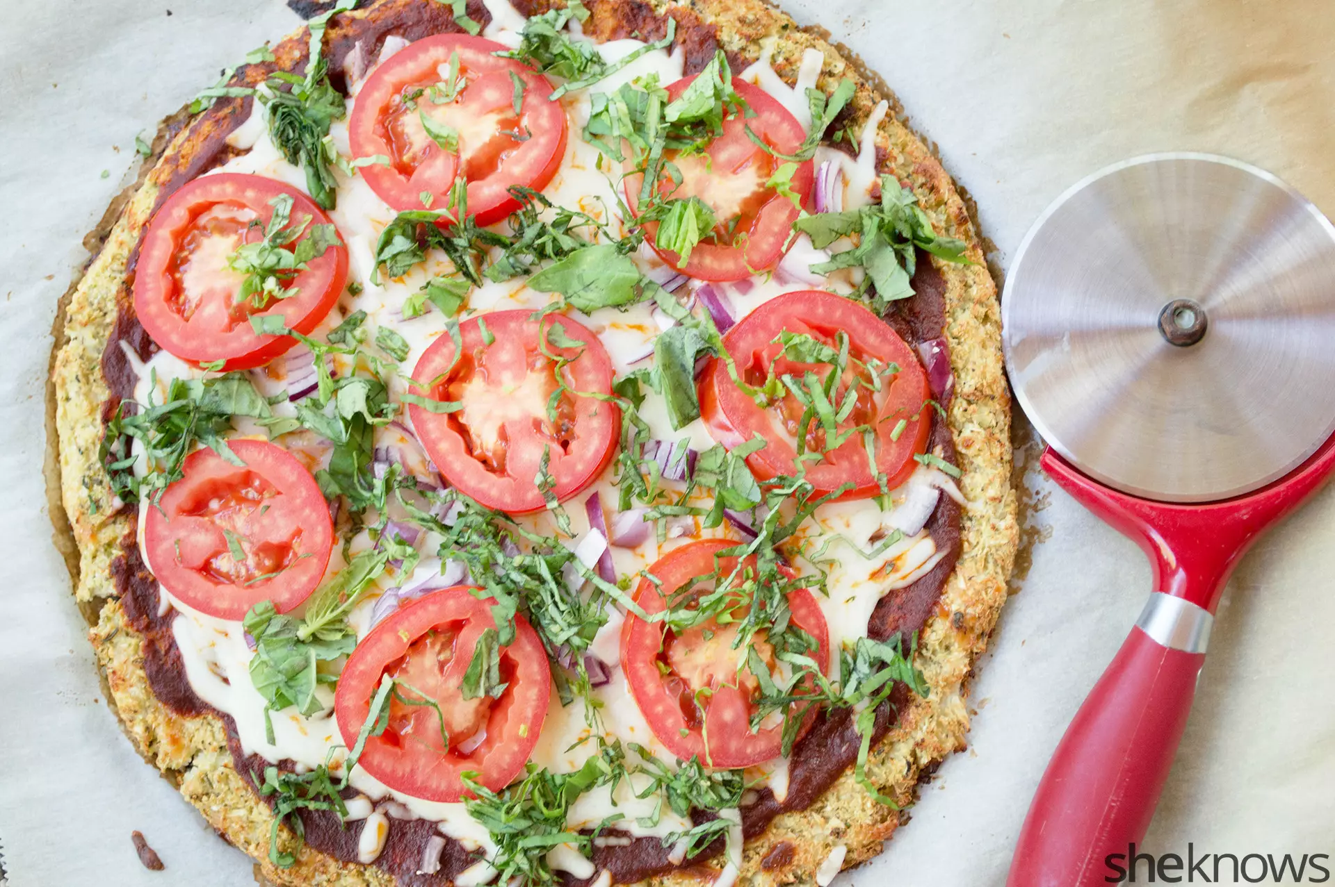 Pesto maakt deze glutenvrije bloemkool pizzabodem nog lekkerder 312527_1