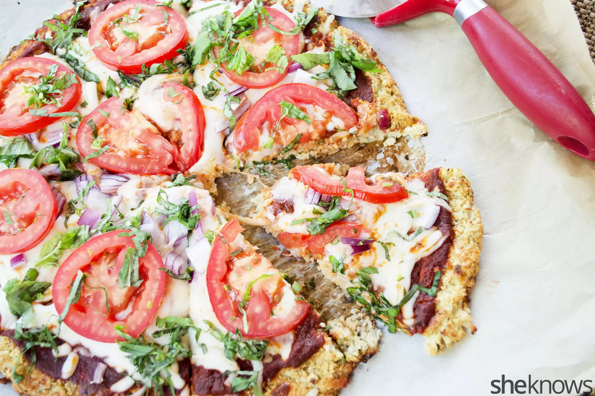 Pesto maakt deze glutenvrije bloemkool pizzabodem nog lekkerder 312527_2