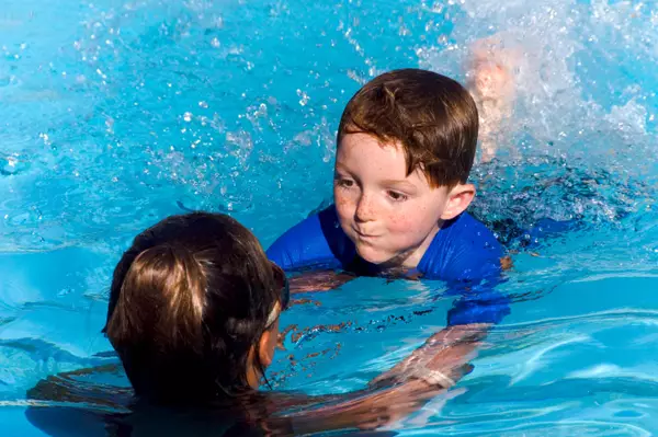 ragazzo alle lezioni di nuoto