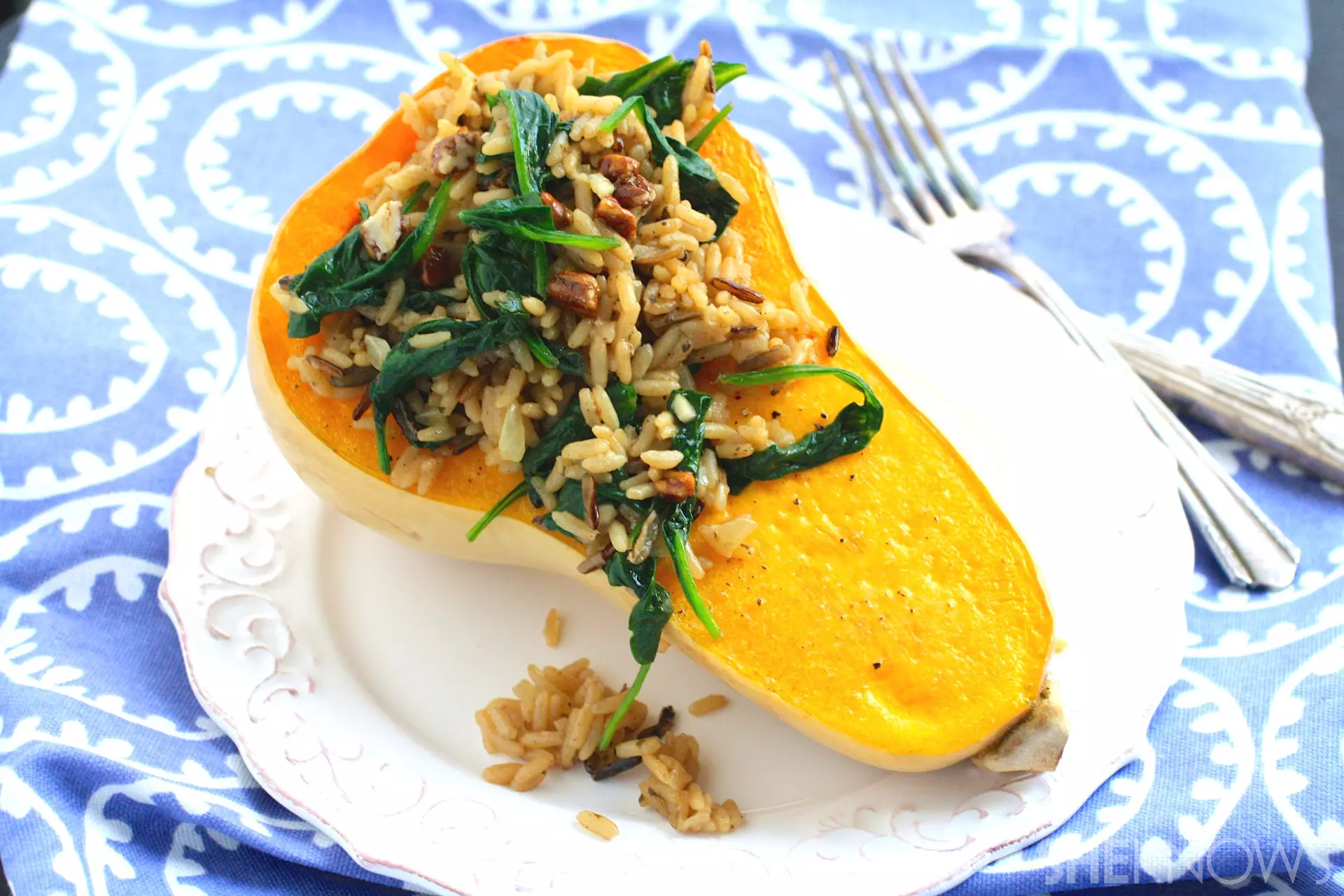 Vegan brown rice, spinach, at pecan-stuffed butternut squash