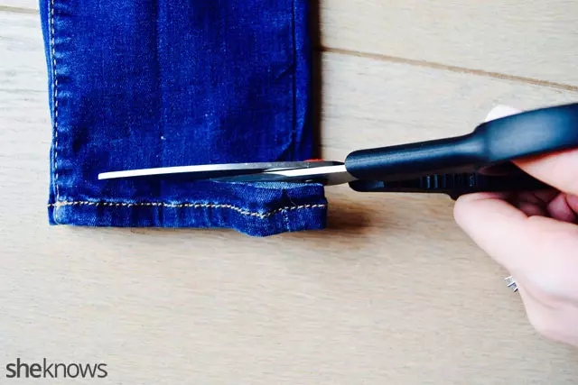 Slik frynser du jeans: Rett ut og klipp