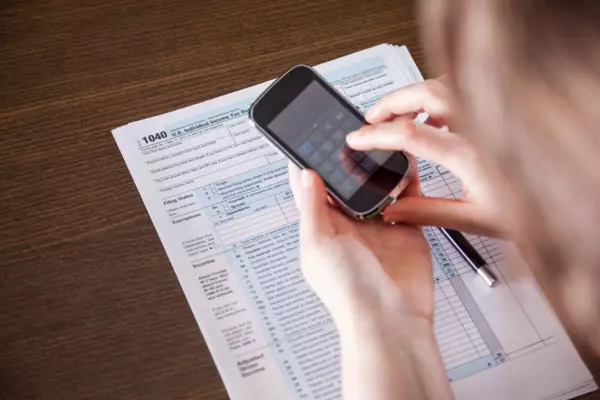 Vrouw doet belastingen op smartphone