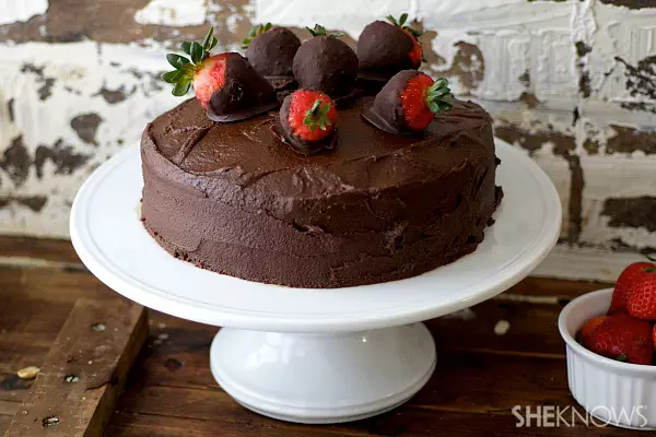 Bolo de morango com cobertura de brownie e morangos com cobertura de chocolate