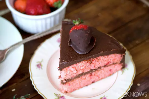 Bolo de morango com cobertura de brownie e morangos com cobertura de chocolate