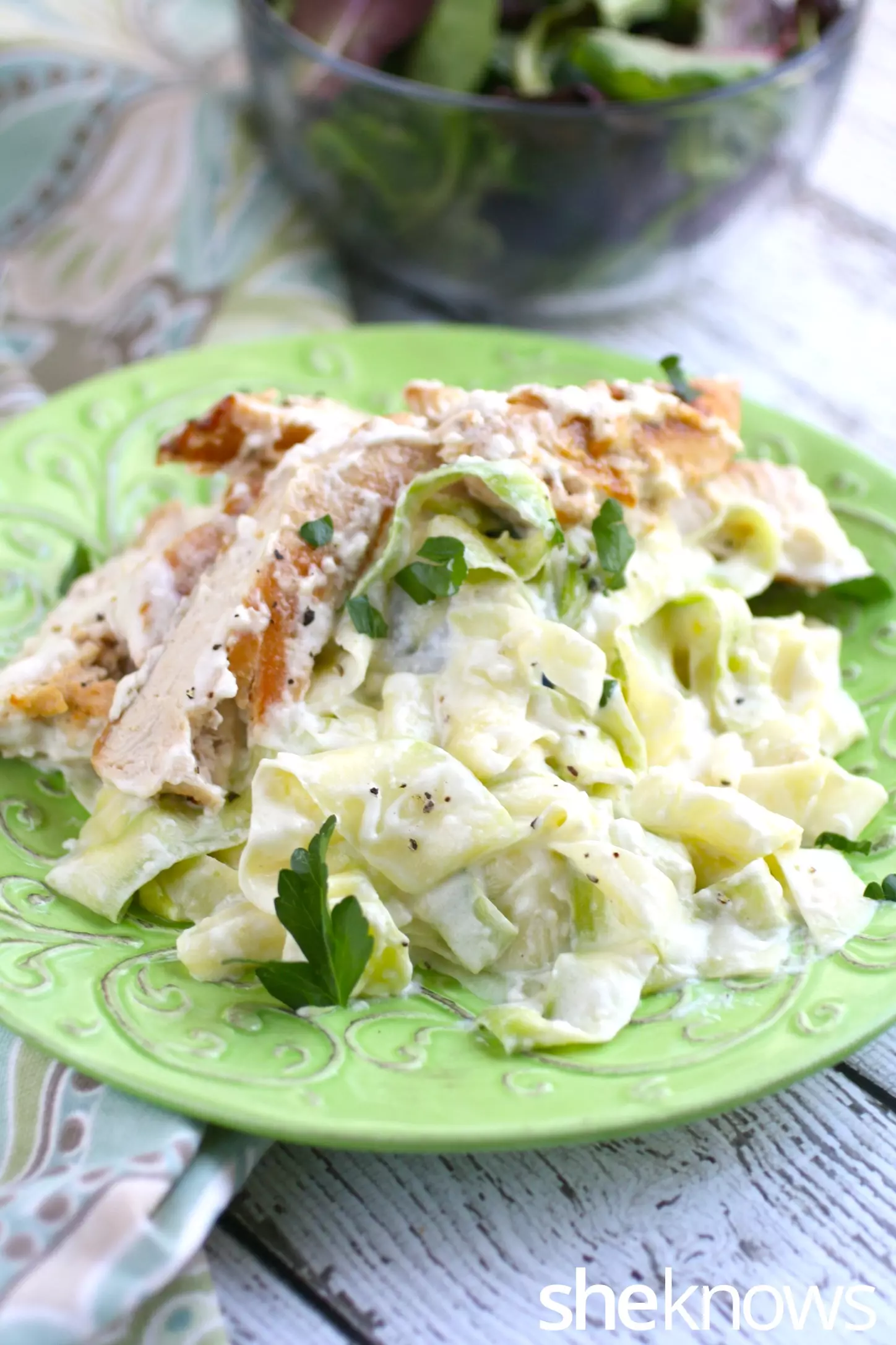 Genietsje fan dit romige, glutenfrije gerjocht: Lichtere kip Alfredo mei courgettelint fettuccini