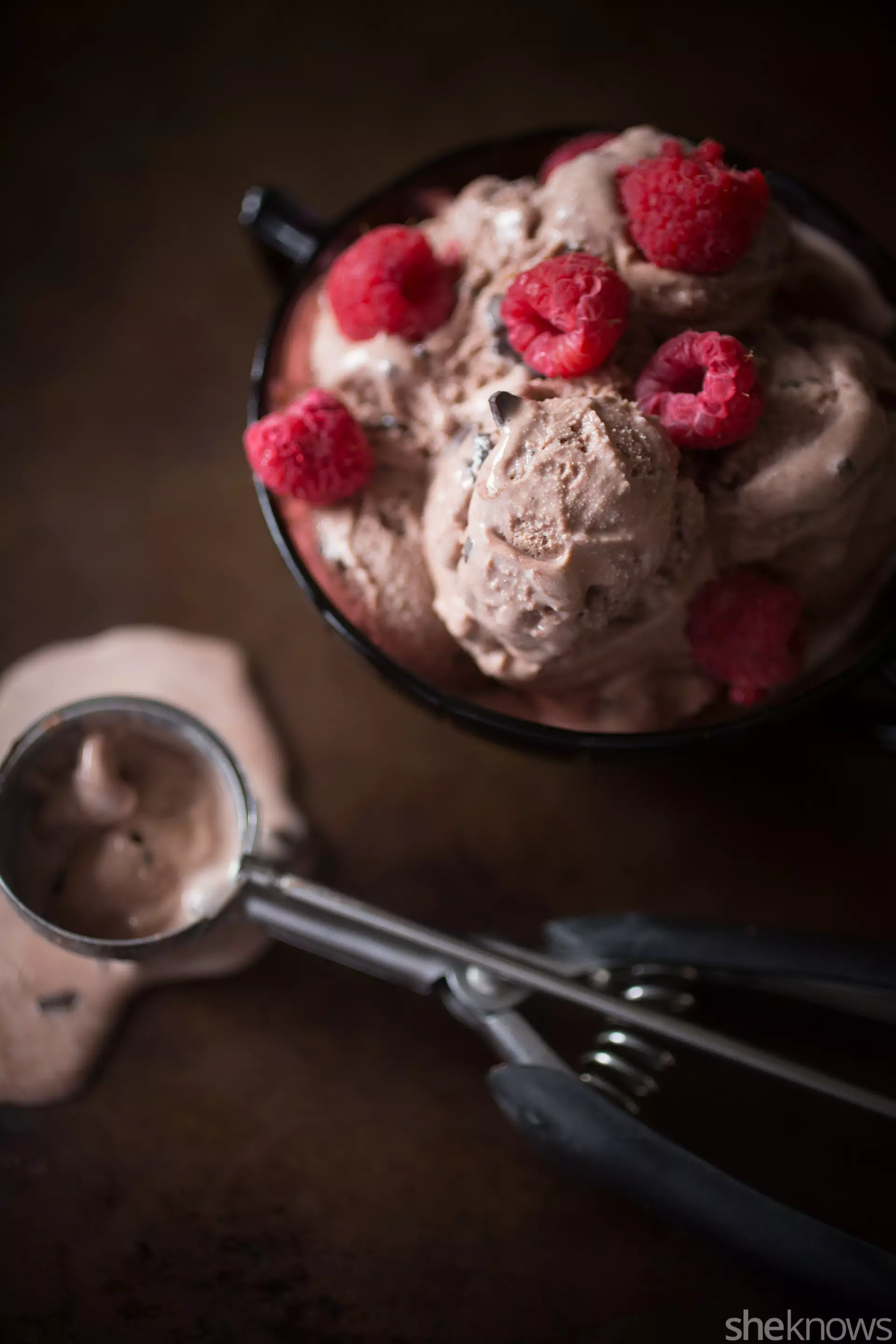 muab ob npaug rau chocolate raspberry ice cream hauv ib khob