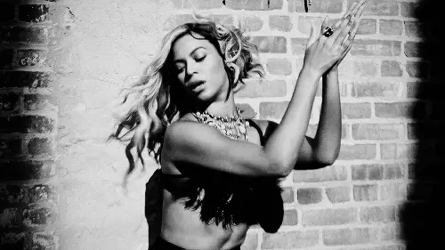 Beyonce GIF-ə əl çalır