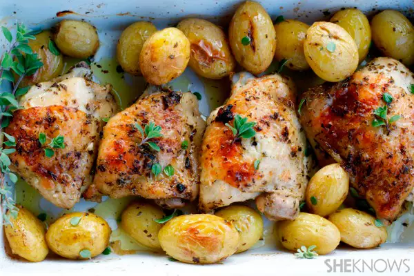 Tarragon, oregano at lemon baked chicken thighs na may patatas