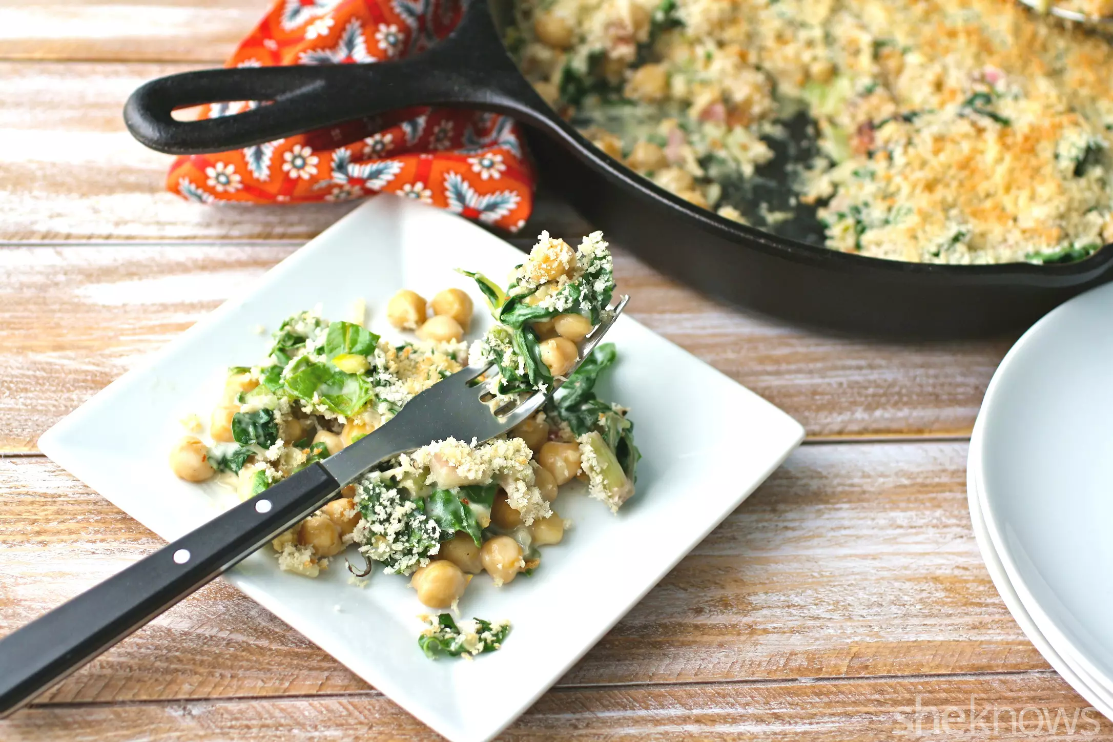 Tékstur ngagabungkeun dina resep Senén Tanpa Daging ieu pikeun skillet Swiss chard creamy sareng chickpeas sareng crunchy breadcrumbs.