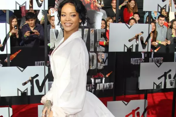 Breathnaíonn risque Rihanna ón gcairpéad dearg