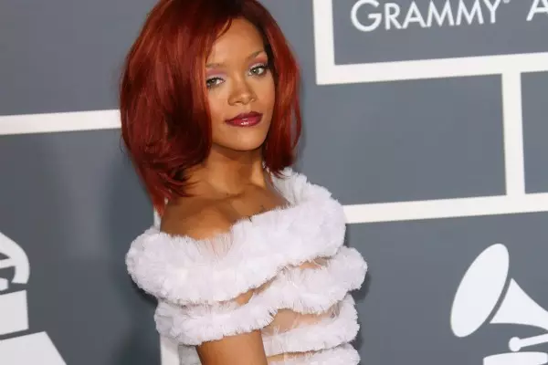 Rihanna Rihanna ji xalîçeya sor xuya dike