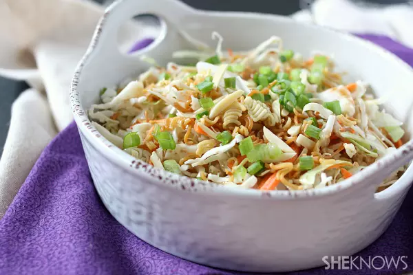 Ensalada de fideos ramen tostado