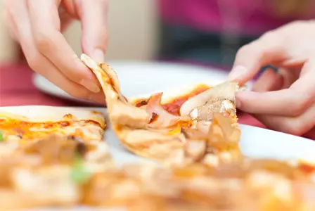 Mujer seleccionando pizza