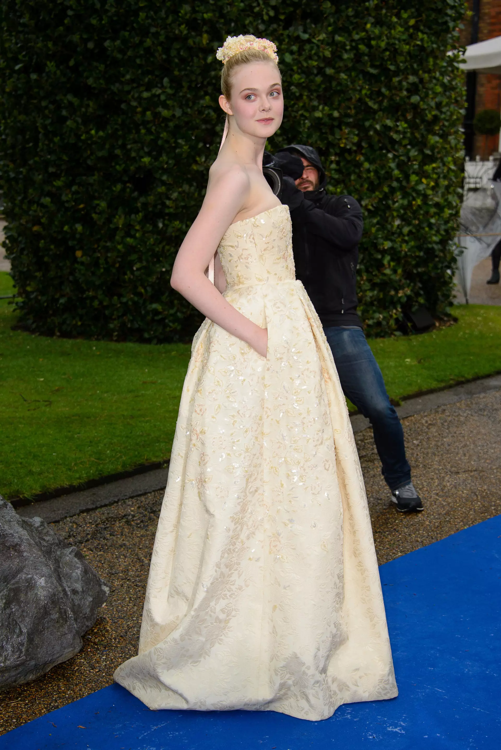 Elle Fanning Maleficent сурталчилгааны арга хэмжээнд хатгамал оосоргүй даашинз өмссөн байна