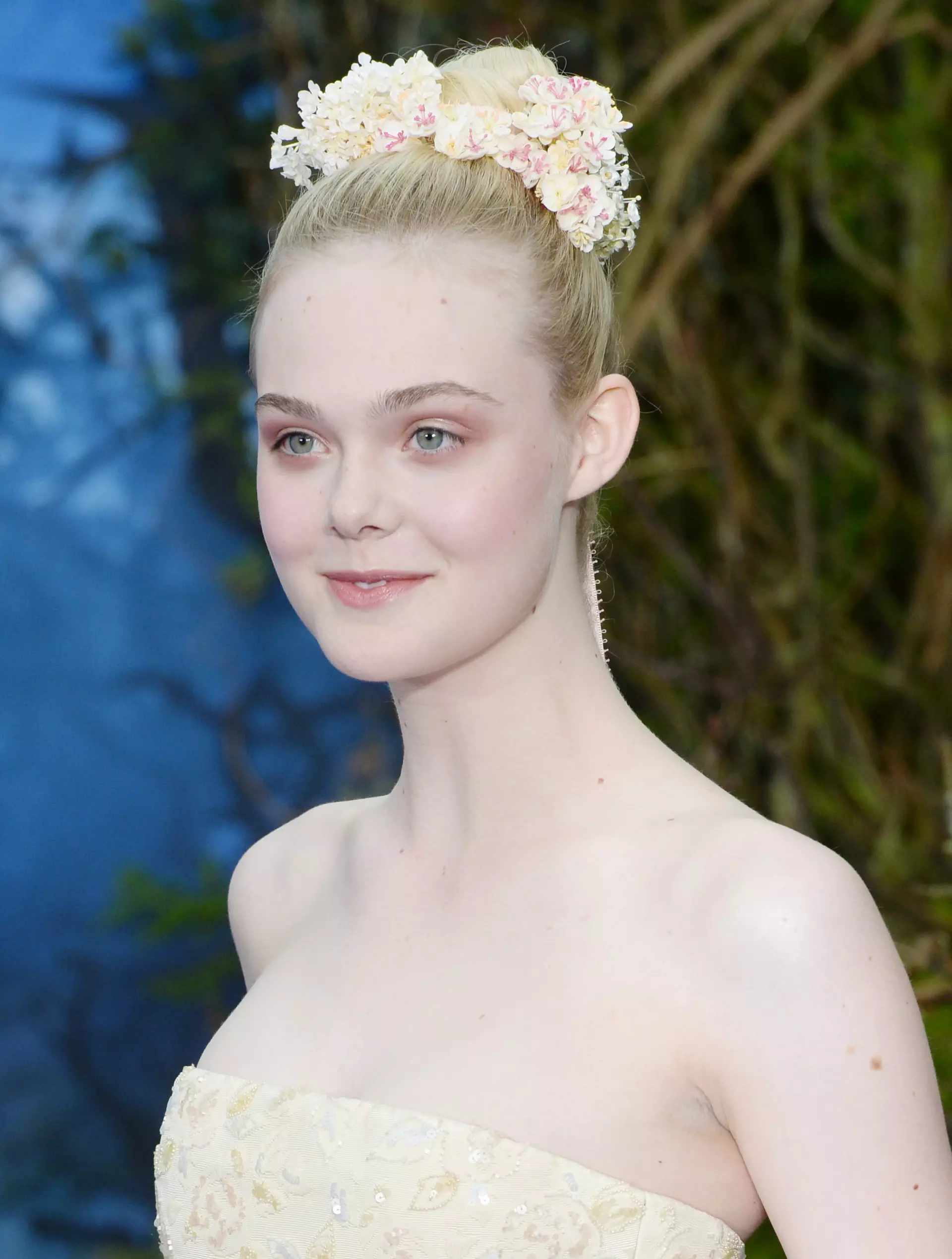 Elle Fanning hímzett pánt nélküli ruhát visel egy Maleficent promóciós eseményen