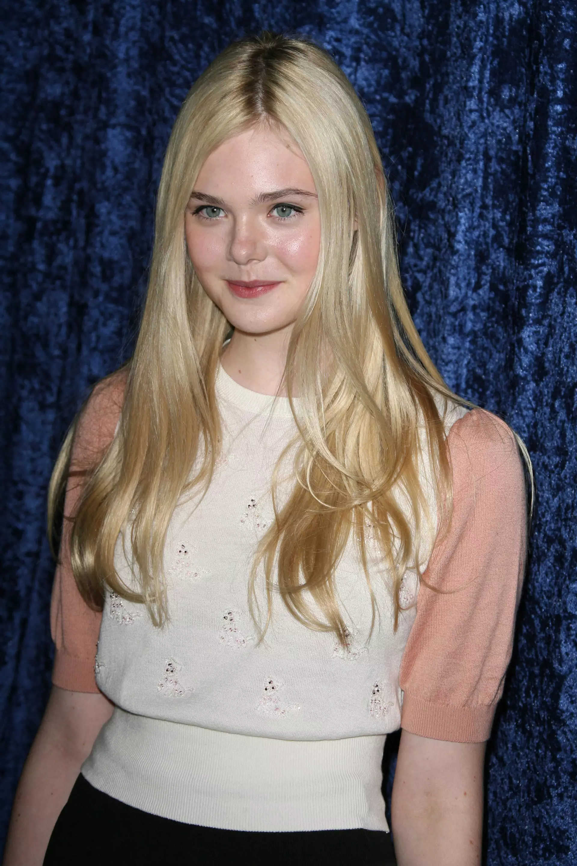 U-Elle Fanning egqoke ibhulukwe elithungiwe