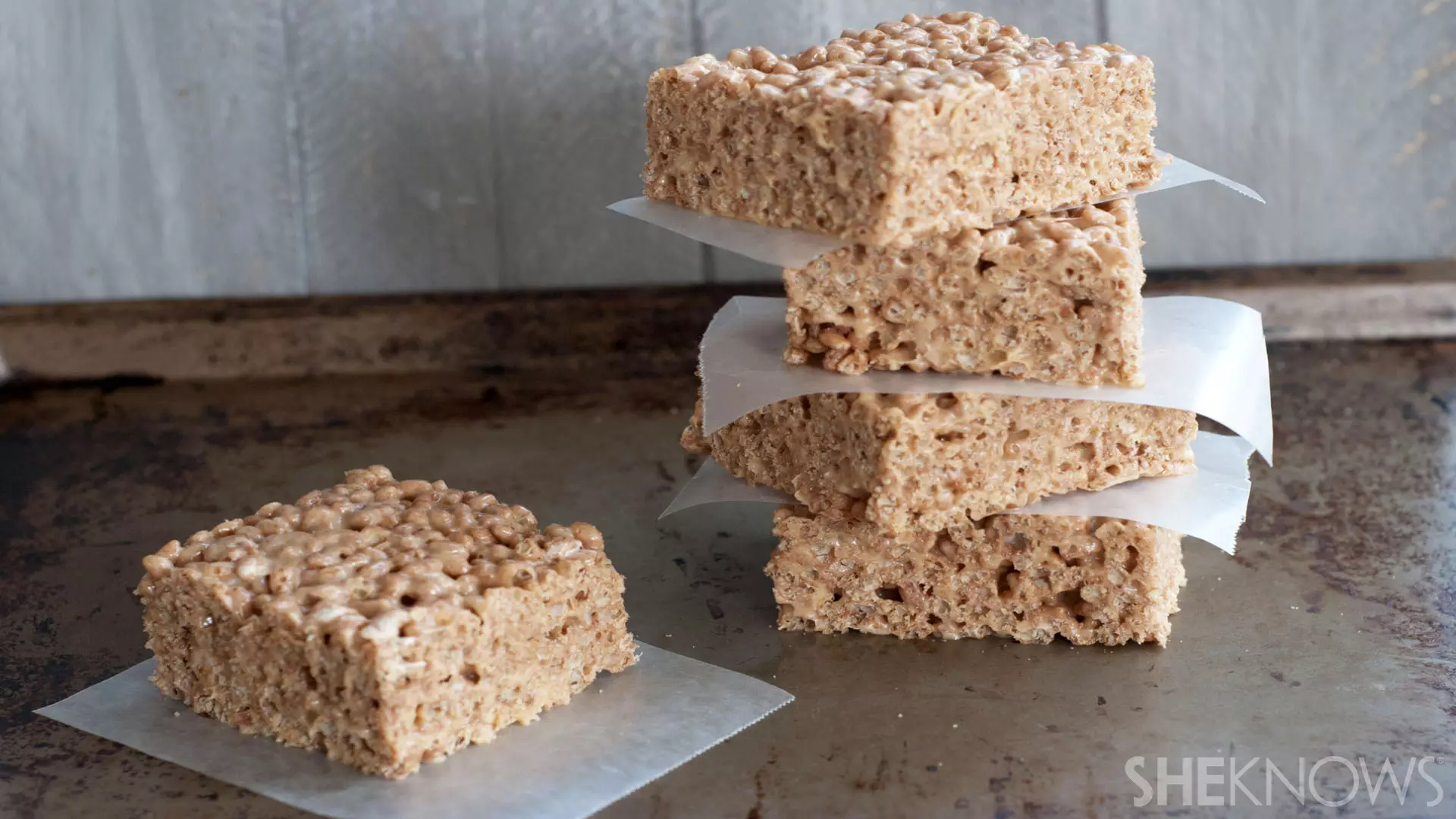 Doces crocantes de arroz integral com manteiga de amendoim vegana