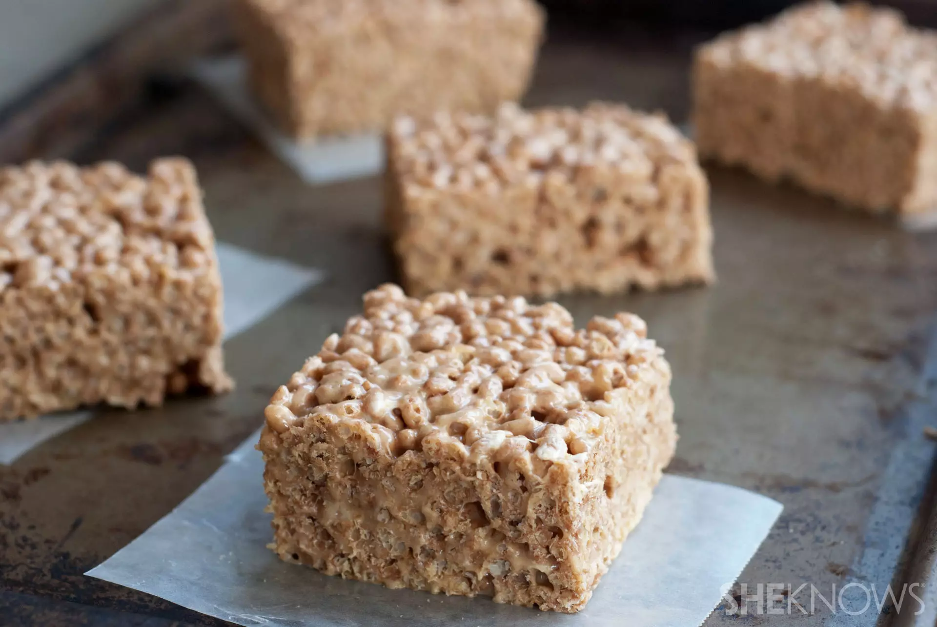 Doces crocantes de arroz integral com manteiga de amendoim vegana