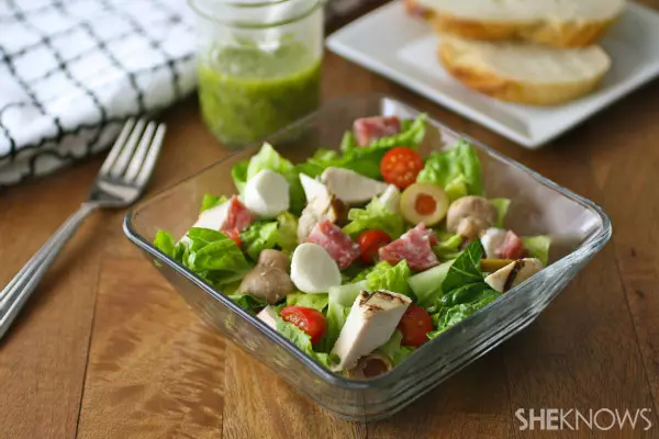 Salada italiana picada com vinagrete de manjericão