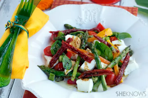 Mozzarella, peppers thiab asparagus lub caij ntuj sov zaub xam lav