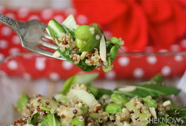 Bok choy ja quinoa salaatti edamamella ja mausteisella soija-inkiväärikastikkeella