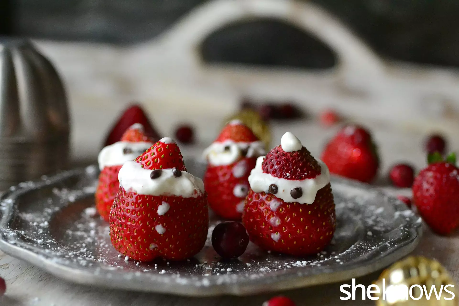 이 산타 클로스 팬케이크, 크래커 및 딸기는 아이들에게 즐거운 휴가를 제공합니다. 324599_3