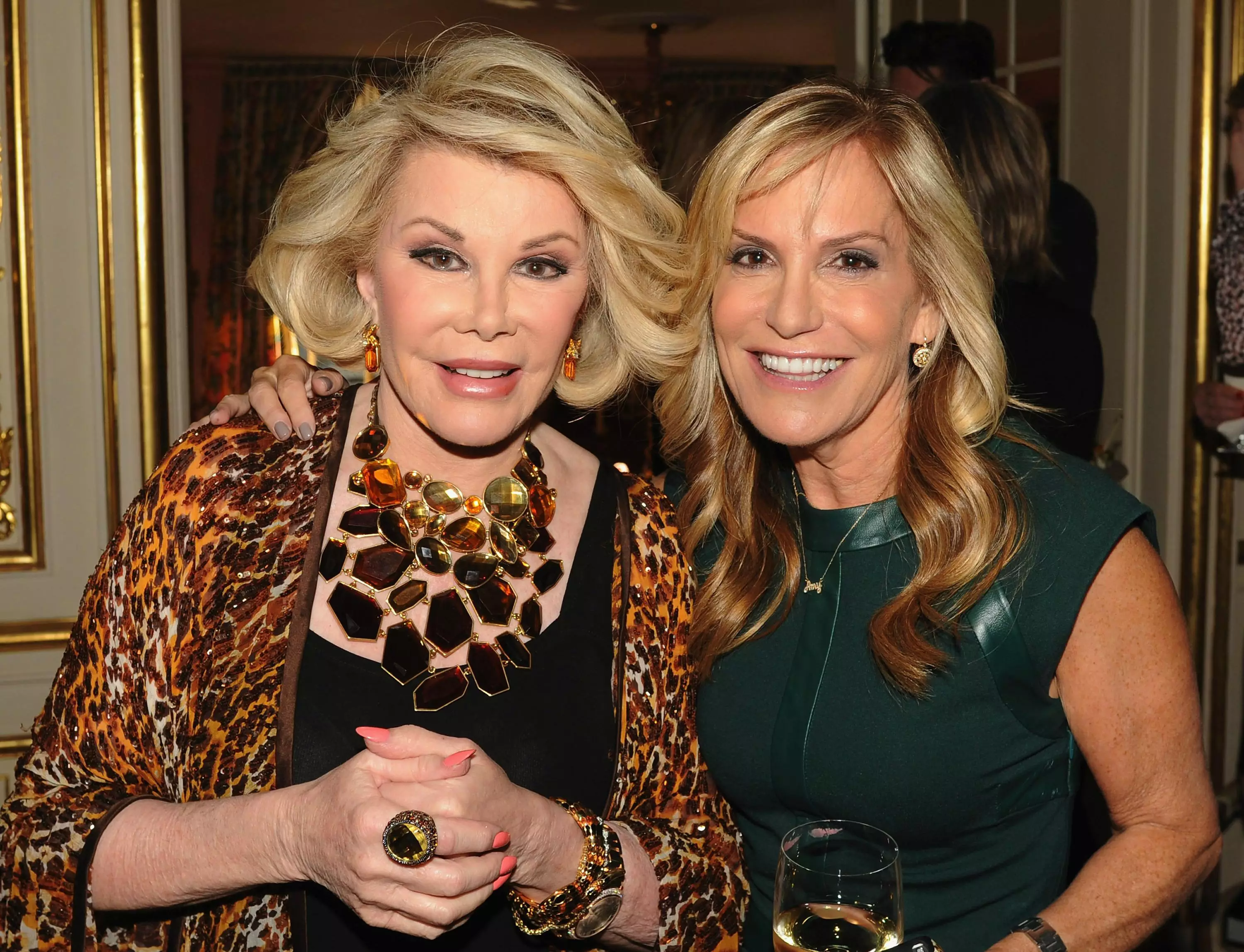 Joan Rivers ئۇنىڭ پۇلىنى ئاغزىغا سالغان ئاياللىق بەلگە ئىدى 325314_1