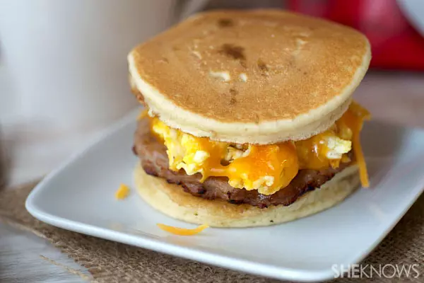 Sandwich pancake telur orak-arik keju