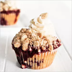 Blackberry cobbler cupcakes | Sheknows.com