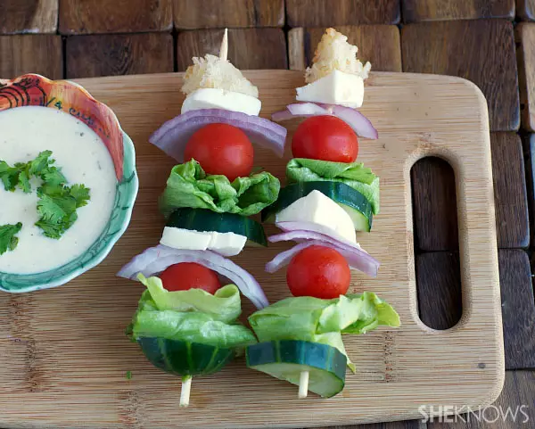 Salatspieße mit Dressing-Dip