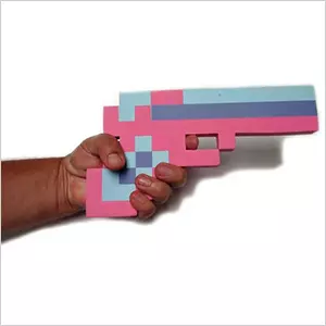 Pistola de joguina d'escuma de pedra rosa pixelada de 8 bits | Sheknows.com