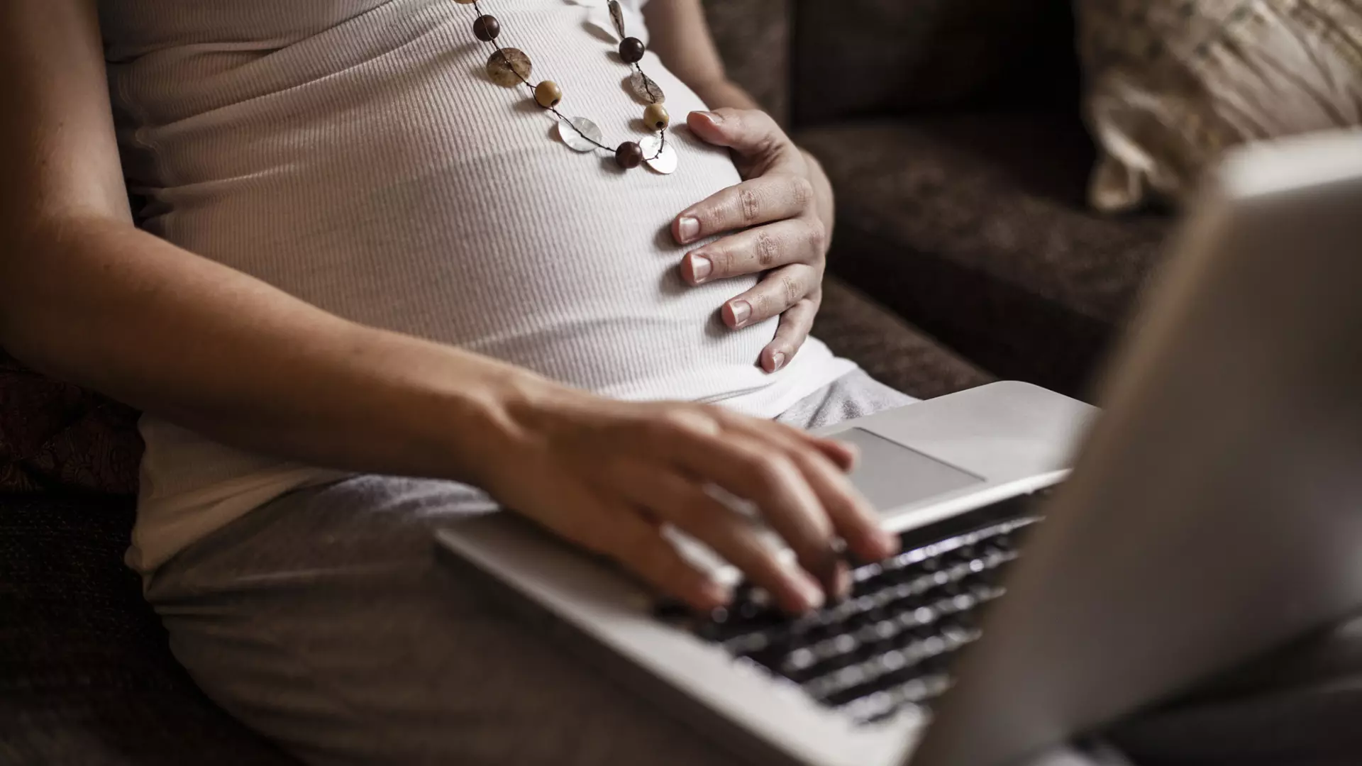 Schwangere Frau mit Laptop | sheknows.com