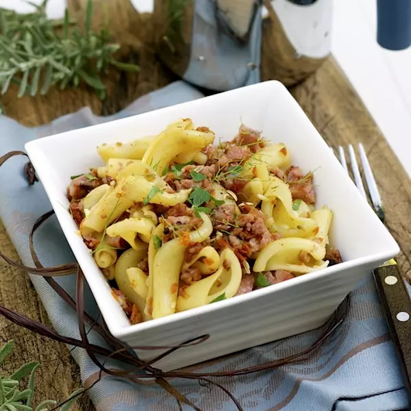 pasta sa kobasicama, sirom i paradajzom