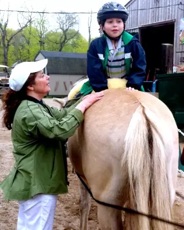 Chlapec na koni - Hipoterapia