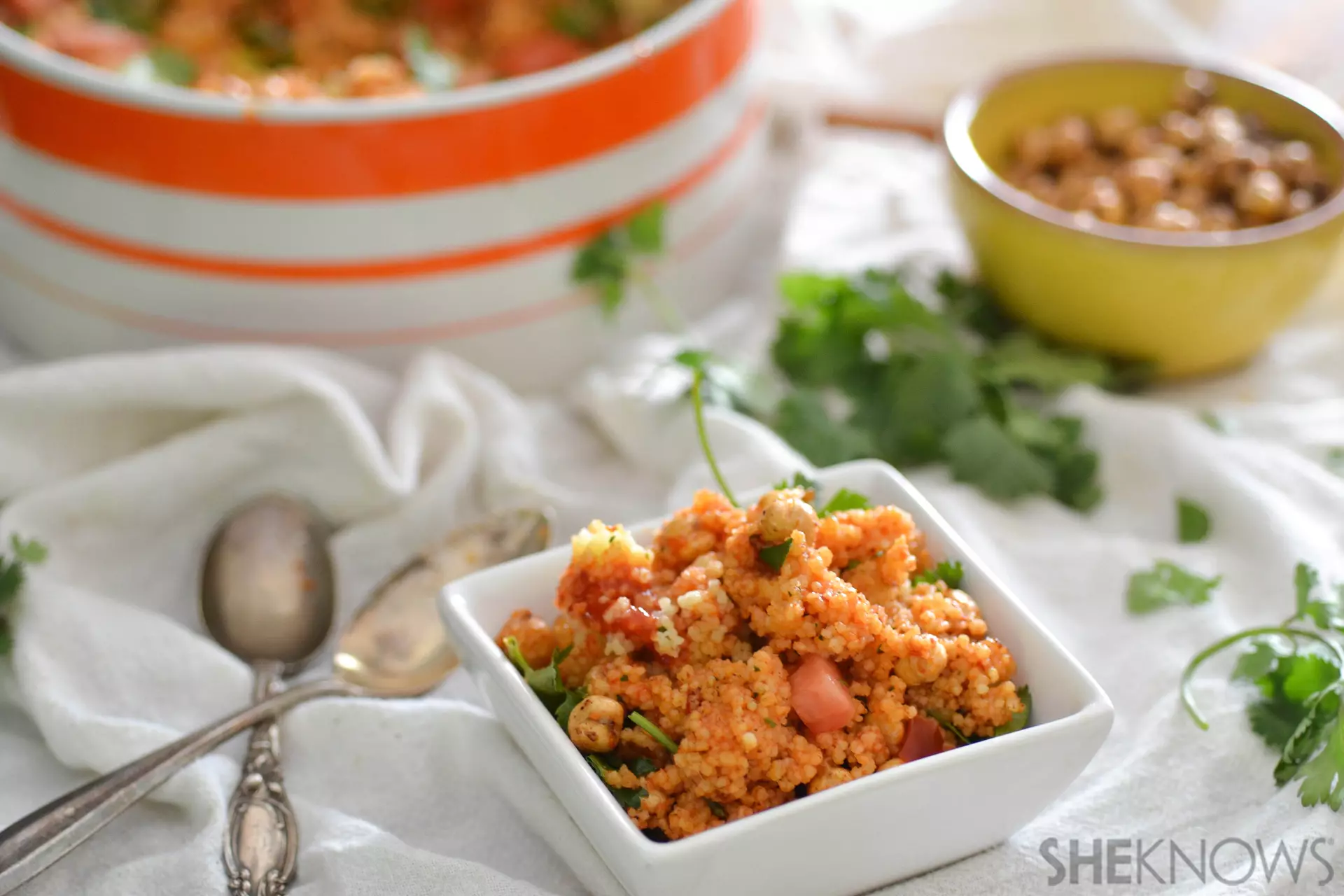 Harissa couscous pedas dengan kacang polong