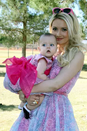 Holly Madison e bebê Rainbow Aurora Rotella