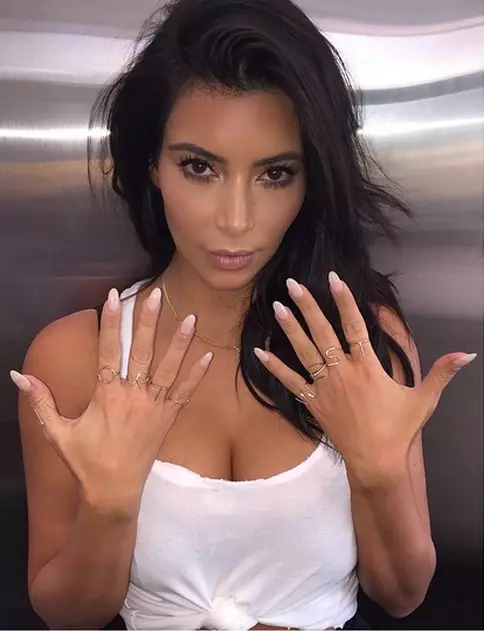 Kim Kardashain lit har nije Noardwest-sieraden sjen