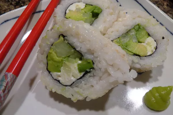 Avocado, cream cheese ug cucumber sushi